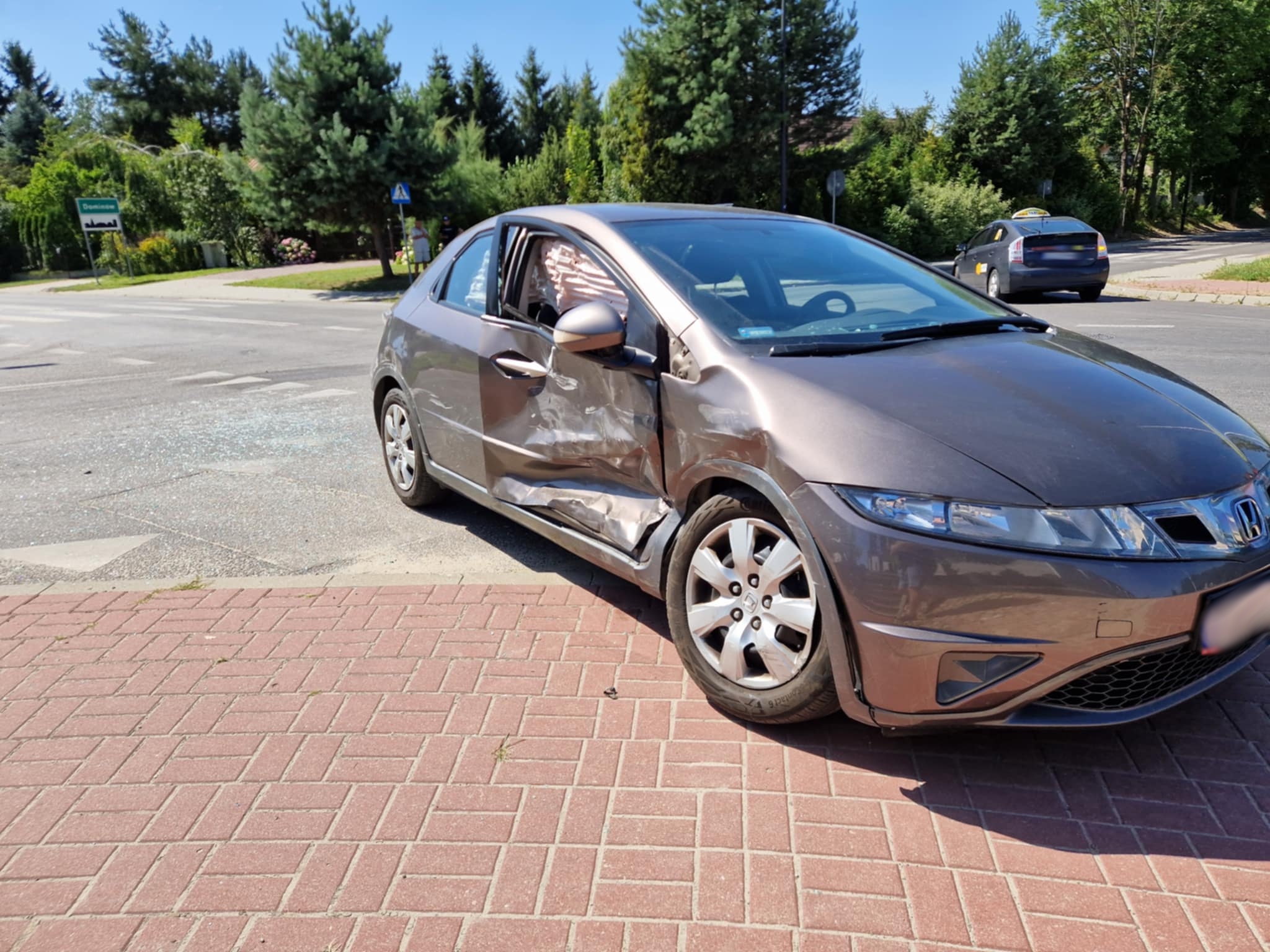 Kolizja na skrzyżowaniu, dwa auta rozbite. Na miejscu pracują ...