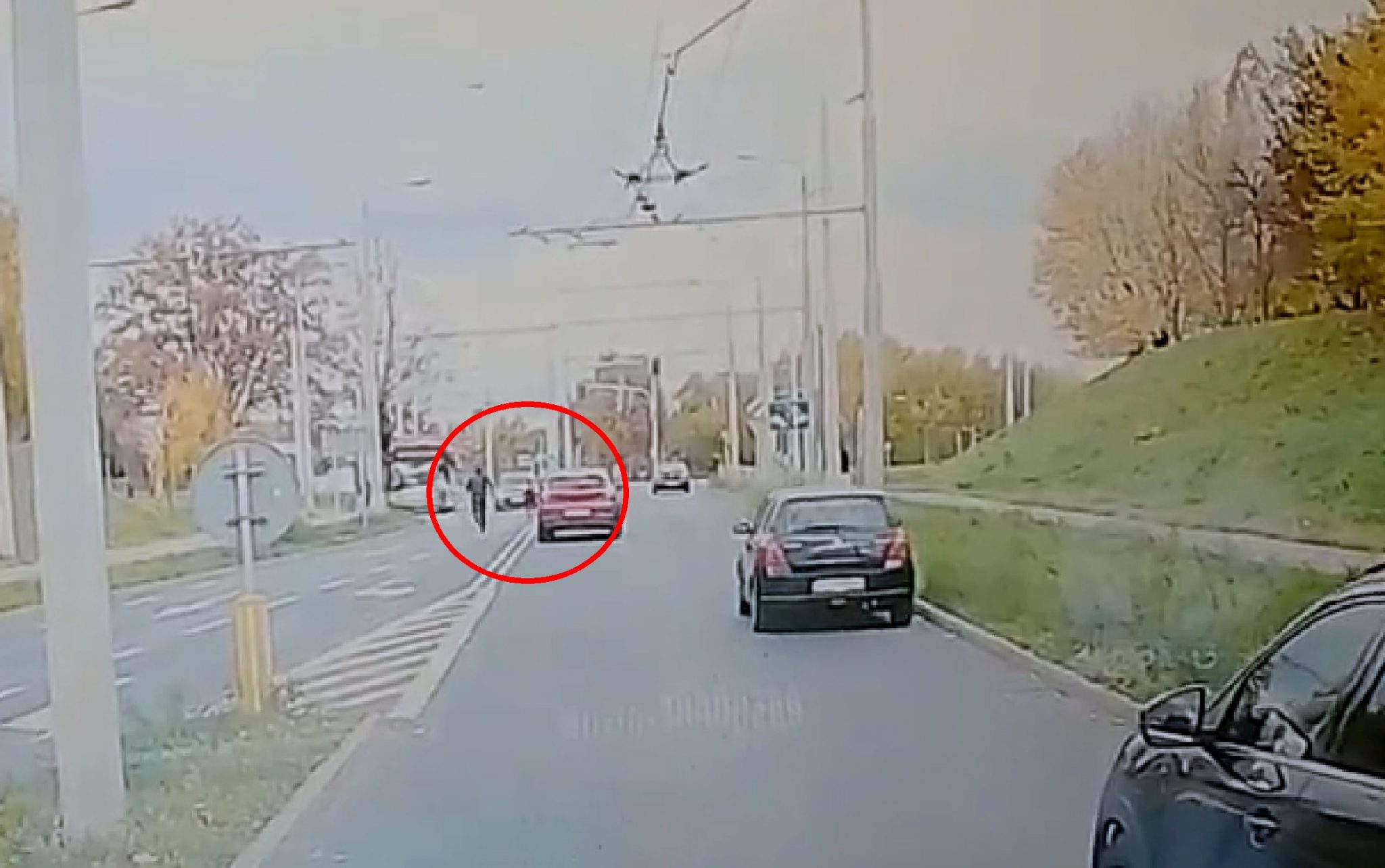 10-latek bez butów spacerował środkiem ulicy. Wiele osób przejeżdżało ...