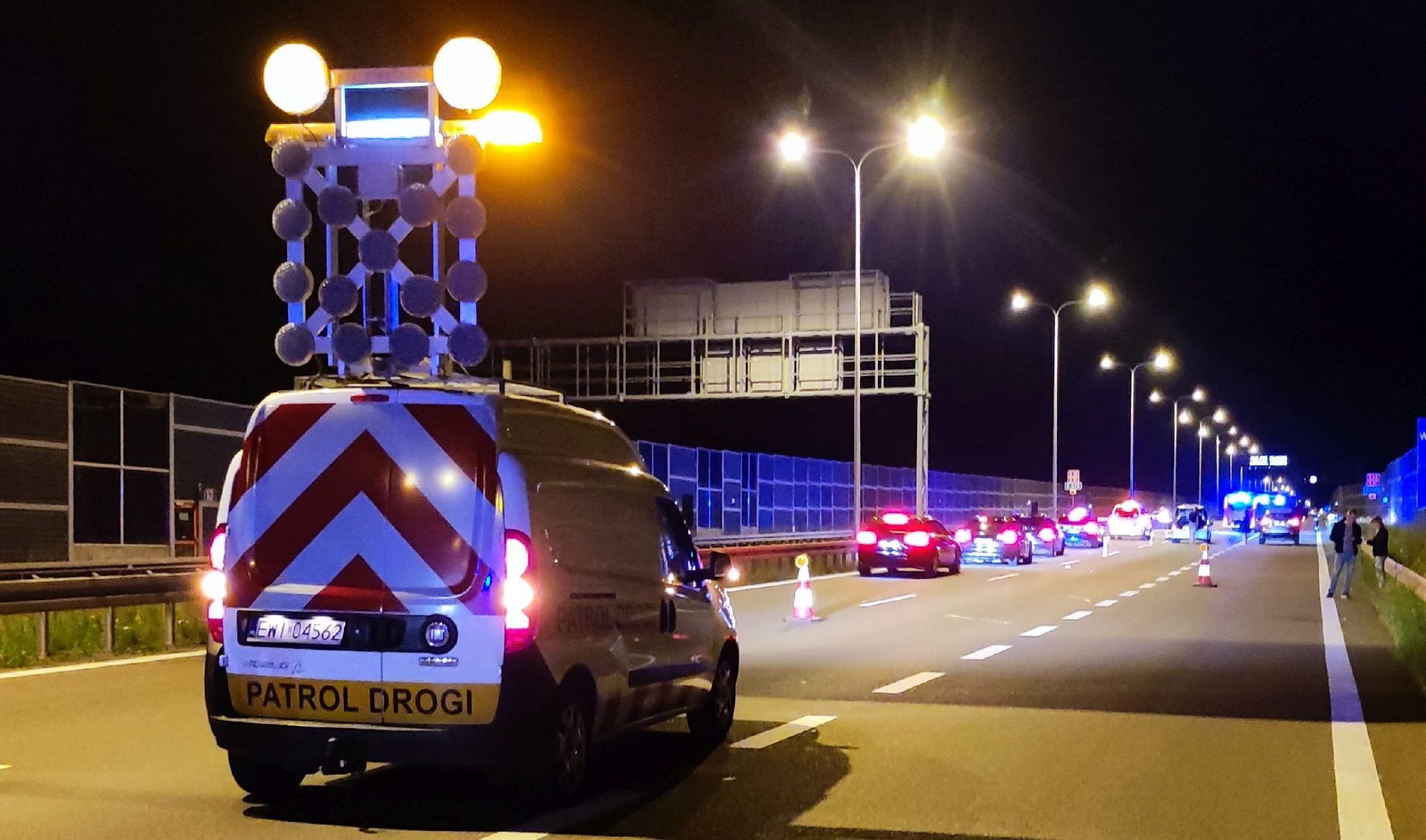 Kolejny dziś wypadek na trasie S17. Korek ma już ponad 6 km i wciąż się ...