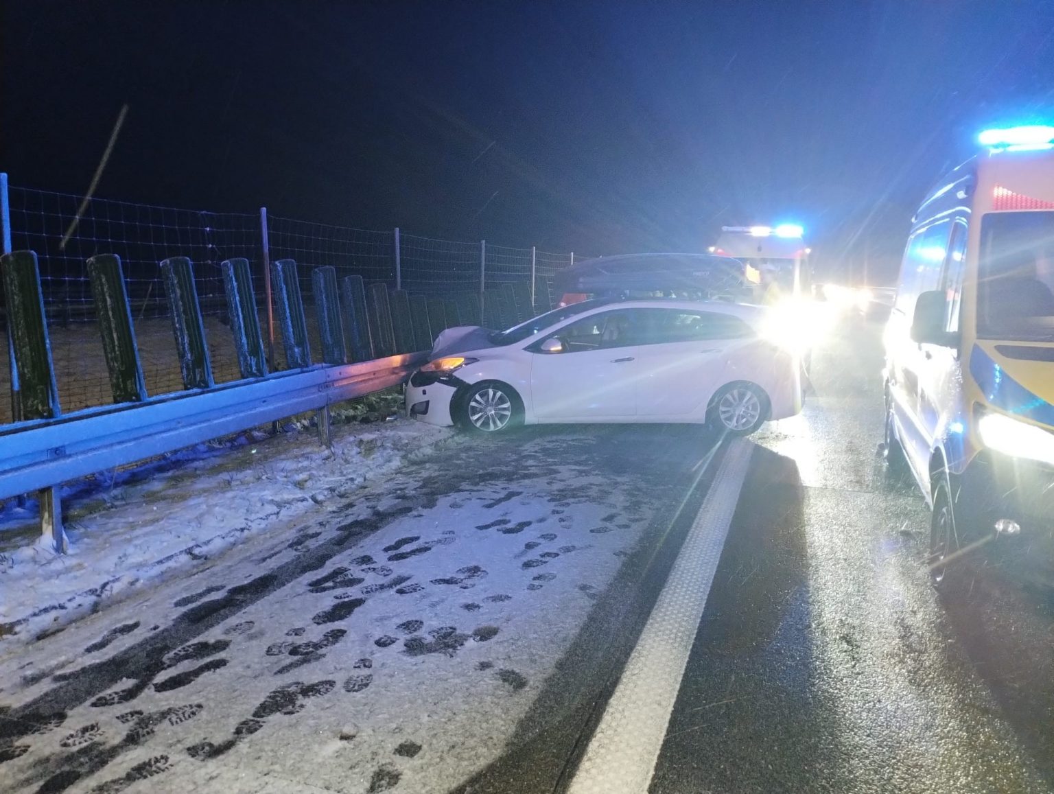 Ślisko na ekspresówce, auta jadą 50 km/h. Bus leży na boku, osobówka ...