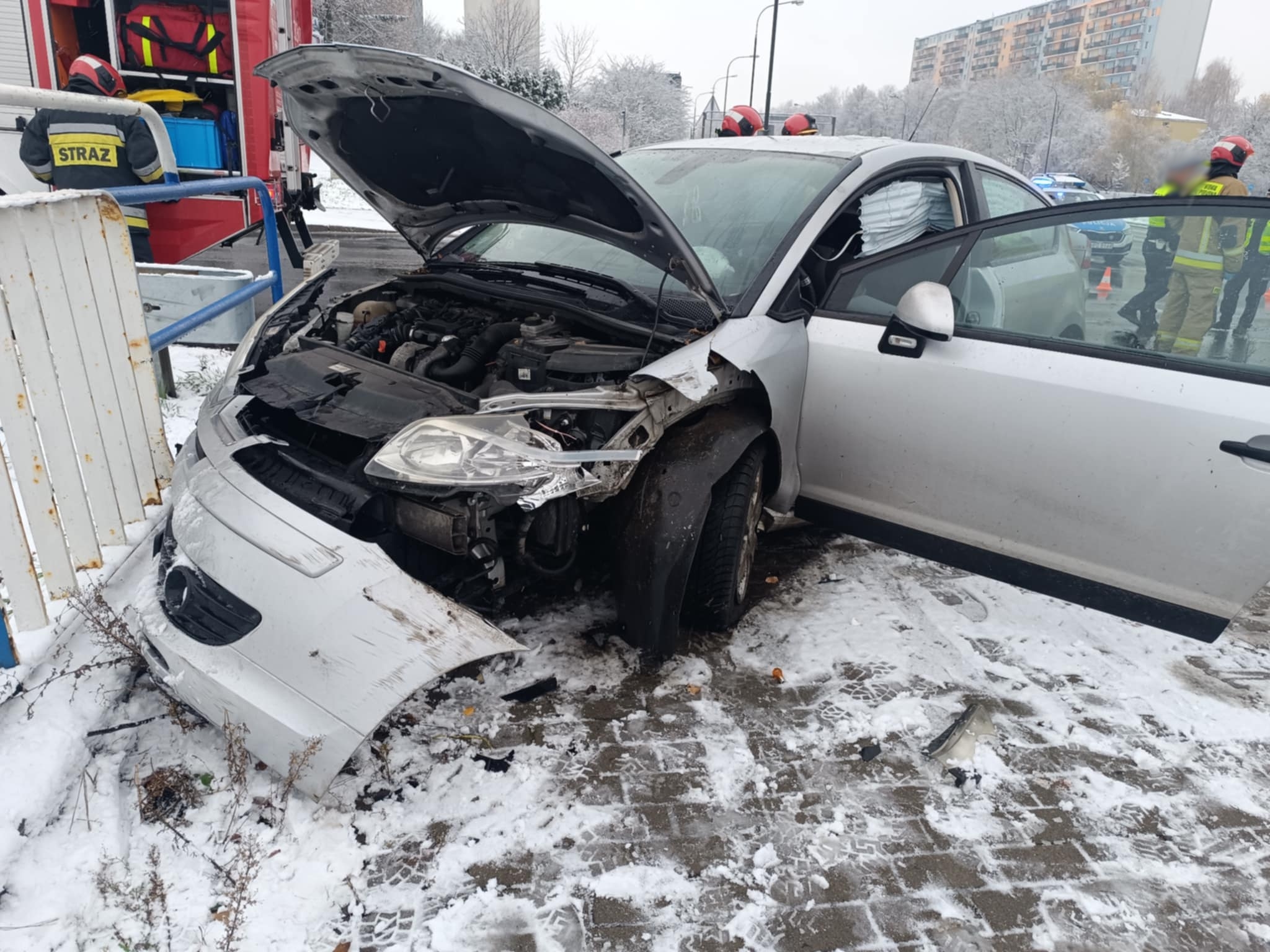 Lublin: Zderzenie pojazdów na rondzie przy Makro. Dwa auta rozbite ...