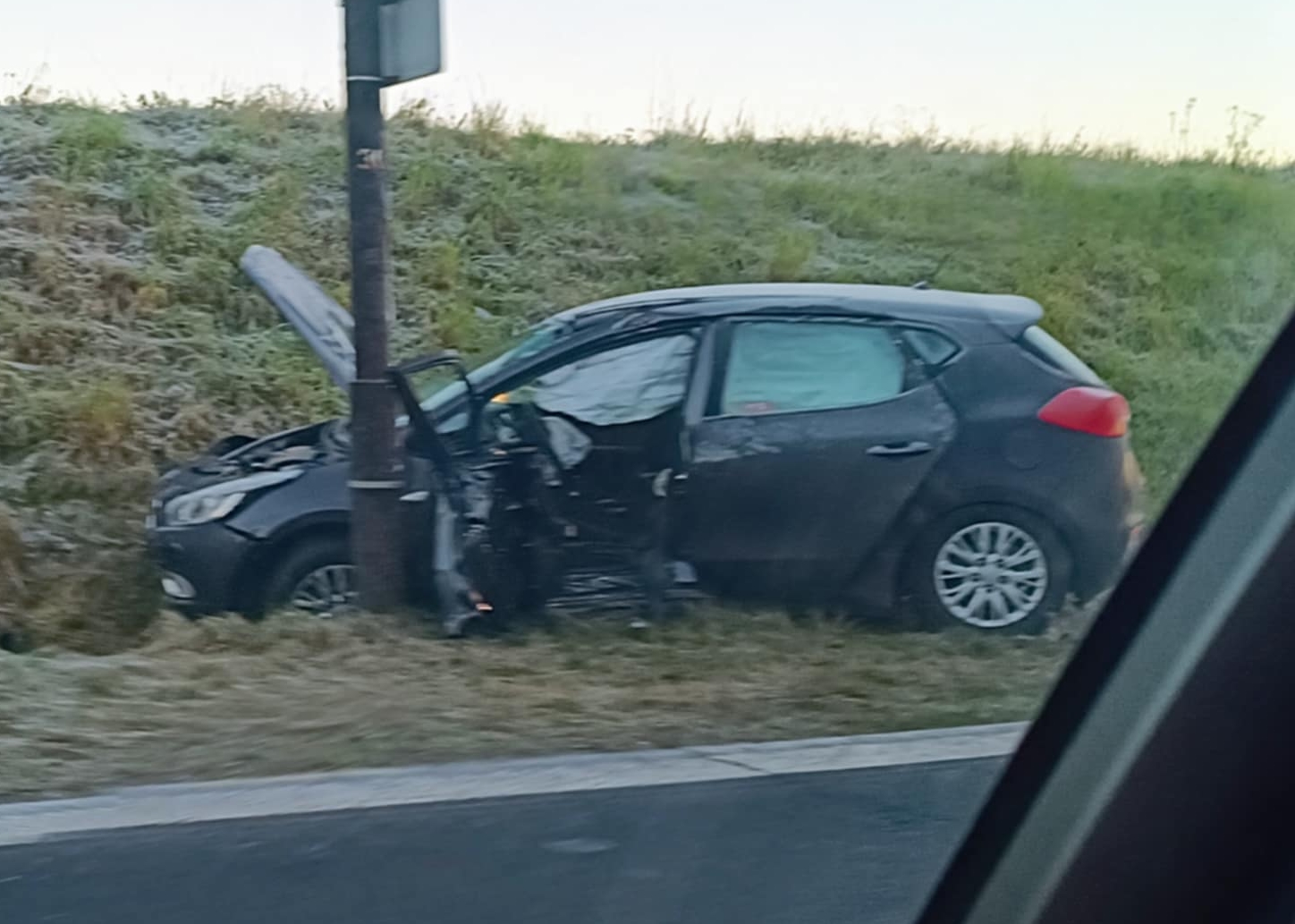Lublin: Samochód osobowy uderzył w słup latarni na al. Witosa ...