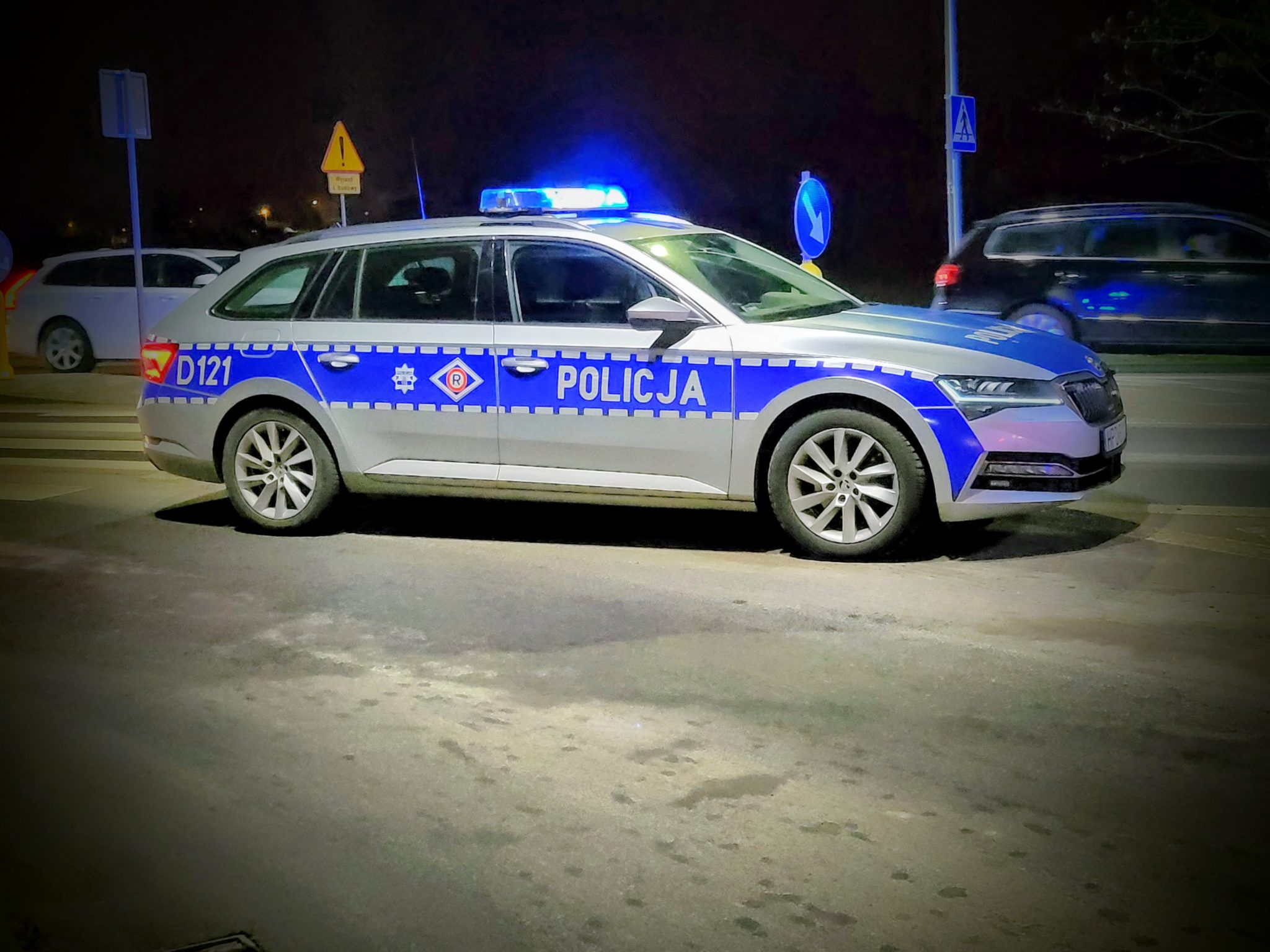 W centrum Lublina wjechał w słupki. Świadkowie chcieli mu pomóc, ale ...
