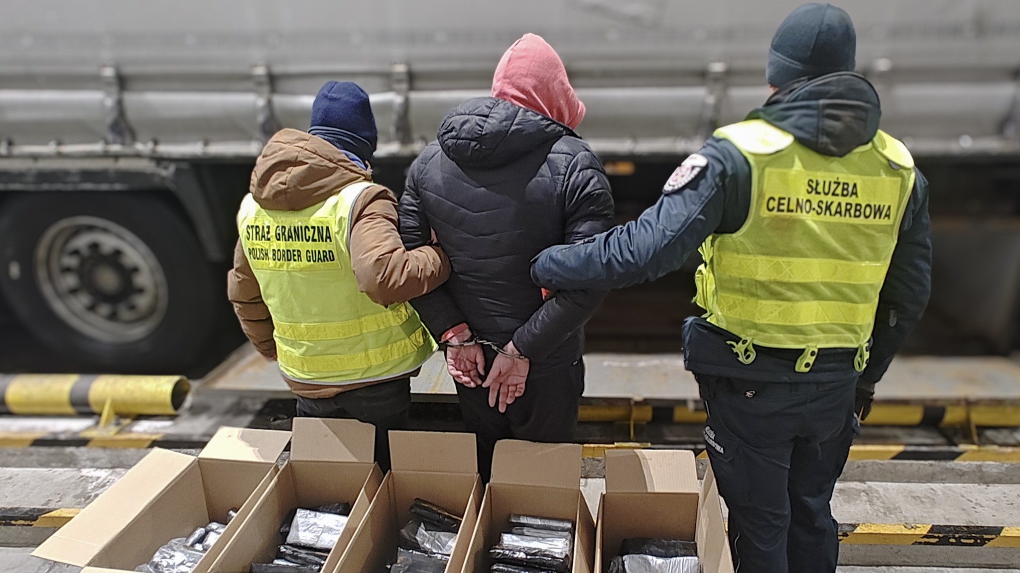 Ponad 111 kilogramów haszyszu ujawnionych w ciężarówce na granicy. W ...