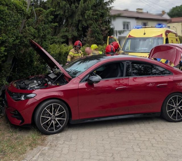 Puławy: Pijany 35-latek rozbił wypożyczonego Mercedesa. Miał 1,8 ...