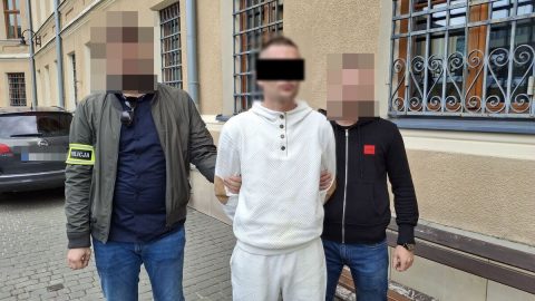 Boso poszedł kraść paliwo, wcześniej zostawił auto na skrzyżowaniu. 33 ...